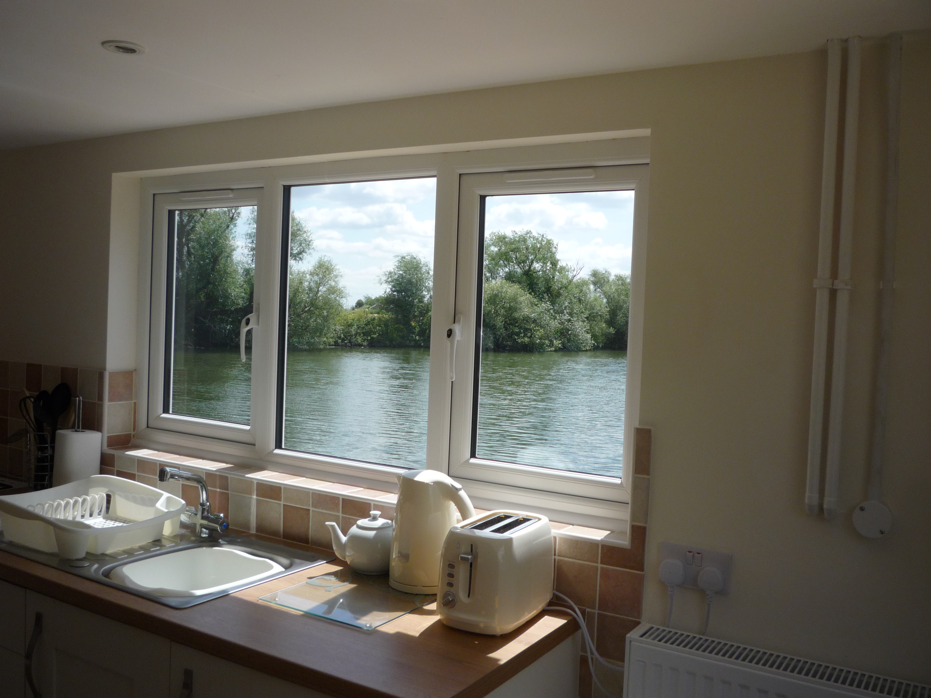 Kingfisher Cottage - Accommodation at Lake Helen With Private Pegs